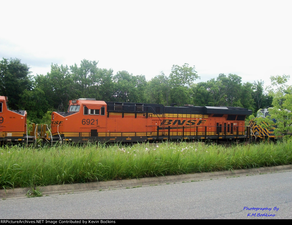 ES44C4 BNSF 6921